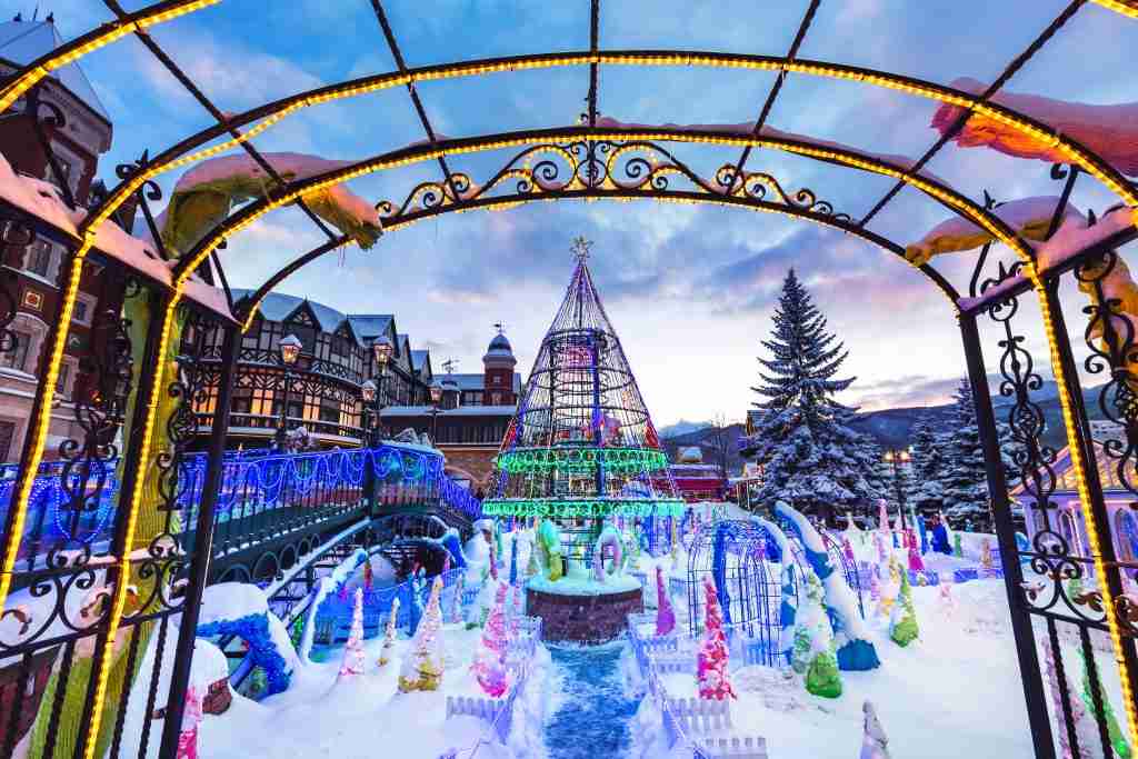 Christmas Around the World for Kids: 24 Fascinating Festive Traditions ...